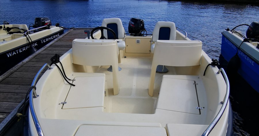 Visboot Console motorboot huren in Friesland aan Sneekermeer